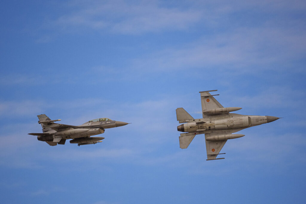 MApN: Avioane F-16 și Eurofighter Typhoon în acțiune pentru a răspunde ...