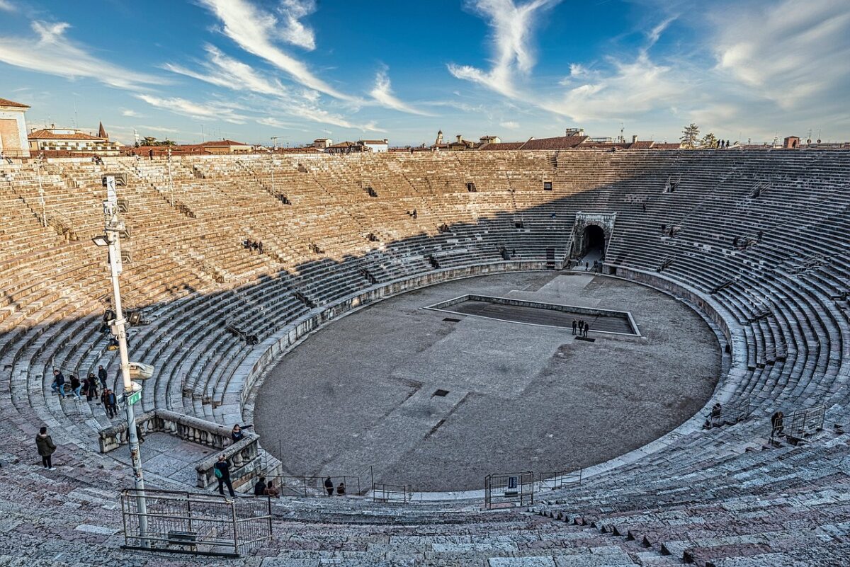 O arenă romană pentru lupte cu gladiatori, modernizată pentru Jocurile ...