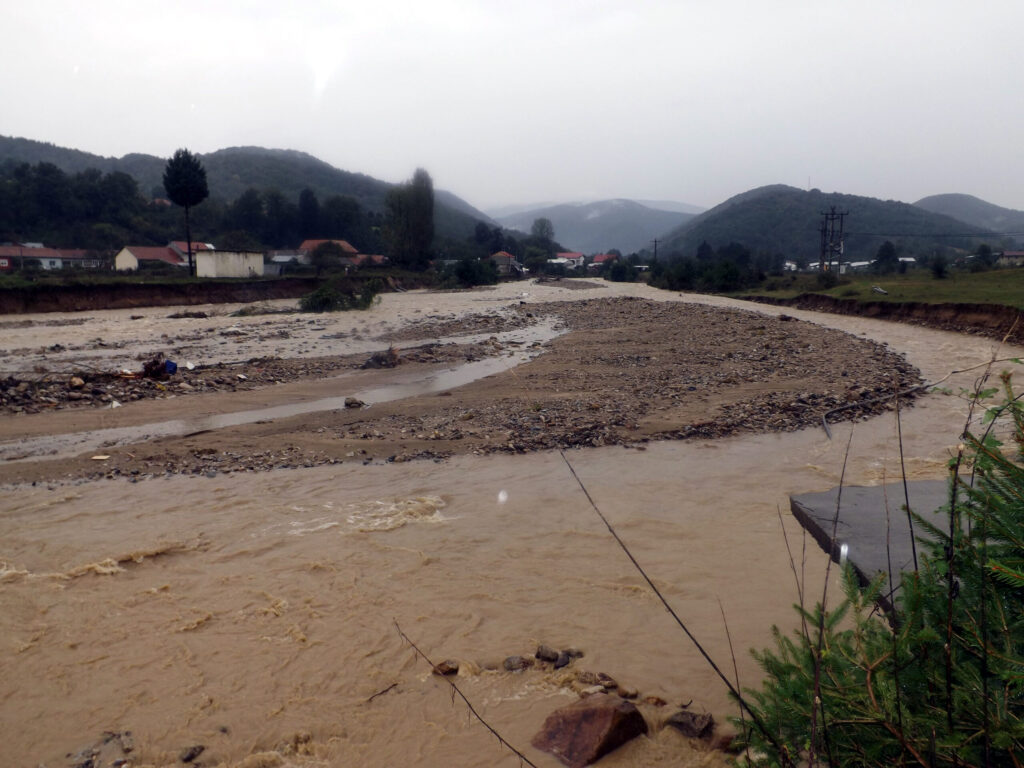 Risc de inundații pe râuri în Maramureș, Banat și Oltenia - AtlasNews
