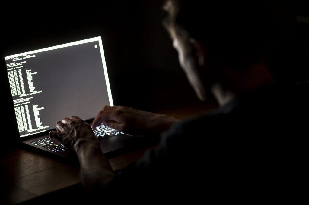 Poliția spaniolă a arestat un hacker care rezerva camere de lux cu un ...