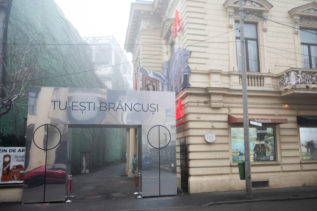 „Tu ești Brâncuși” – Oglindă uriașă a „Porții Sărutului” la Palatul ...