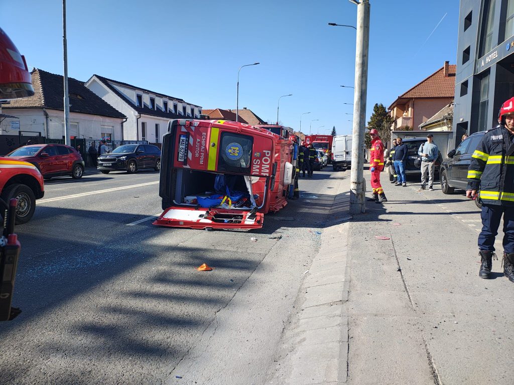 Ambulanță SMURD și mașină implicate în accident pe o stradă din Sibiu ...